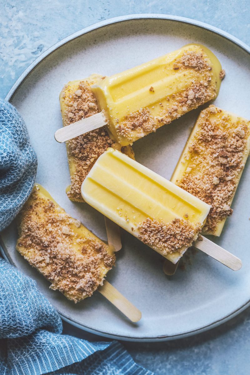 Lemon Bar Popsicles with Shortbread Crumble – HonestlyYUM